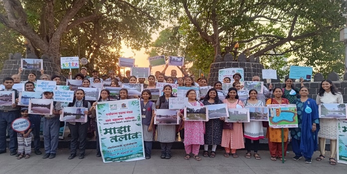 ठाण्यातील तलावांच्या फोटोंचे मानवी साखळीतुन प्रदर्शन - Marathi News ...