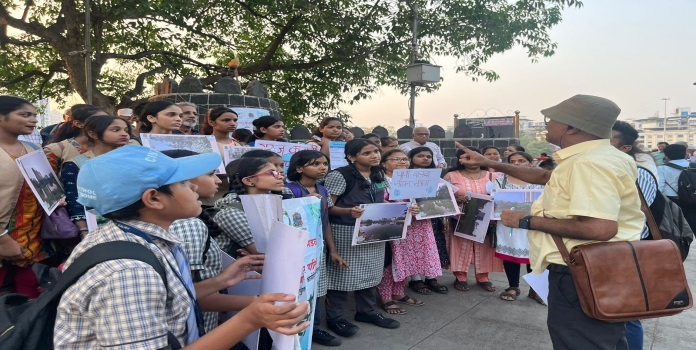 ठाण्यातील तलावांच्या फोटोंचे मानवी साखळीतुन प्रदर्शन - Marathi News ...